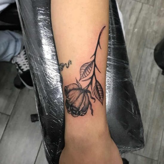 Ros tatuering: Betydelse, design, historia och foton