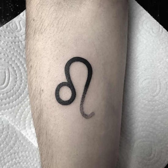 Lejon (stjärntecken) tatuering: Betydelse, design, historia och foton