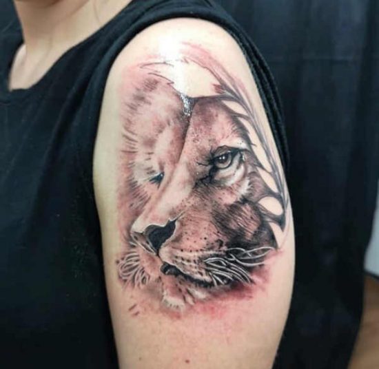 Lejon (stjärntecken) tatuering: Betydelse, design, historia och foton