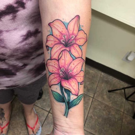 Lilja tatuering: Betydelse, design, historia och foton