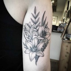 Lilja tatuering: Betydelse, design, historia och foton