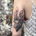 Lilja tatuering: Betydelse, design, historia och foton