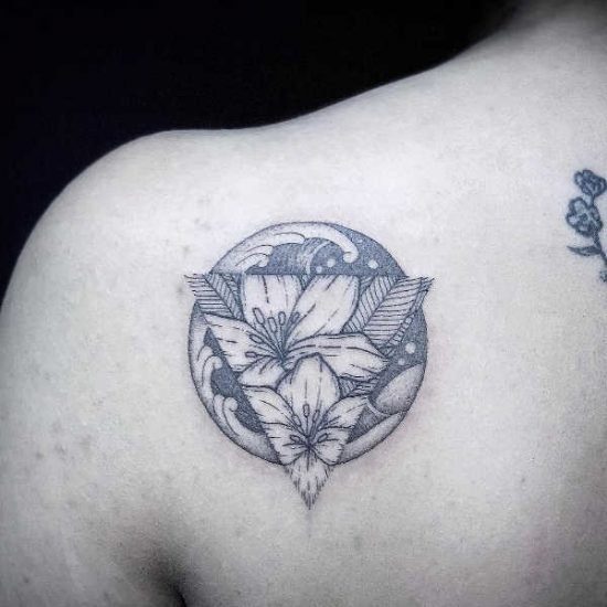 Lilja tatuering: Betydelse, design, historia och foton