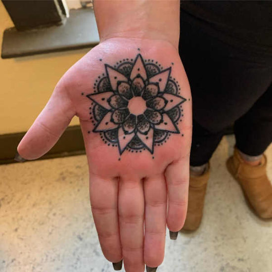 Tatuering på händerna: 100+ tatuerings-idéer